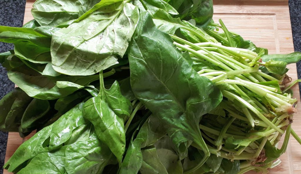 Frischer Spinat ist gesund, lecker und einfach zuzubereiten.