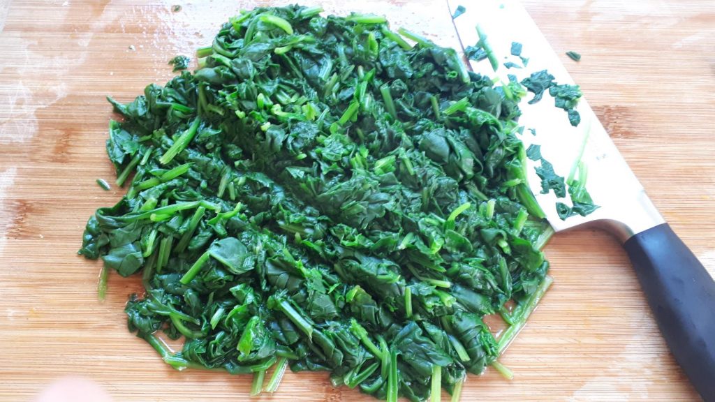 Frischer Spinat ist gesund, lecker und einfach zuzubereiten.